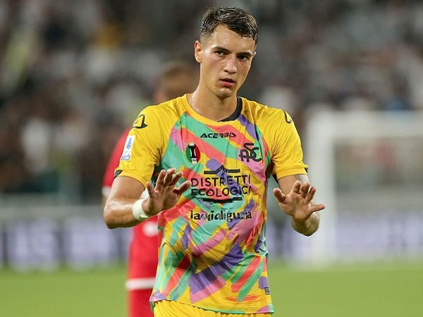 Robert Lewandowski Sarankan Barcelona Gaet Defender Spezia ini | Liga ...