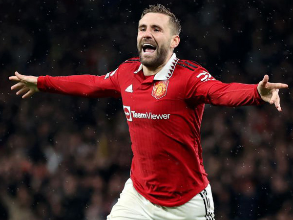 Ten Hag Ungkap Alasan Pasang Luke Shaw Jadi Bek Tengah di Derby ...