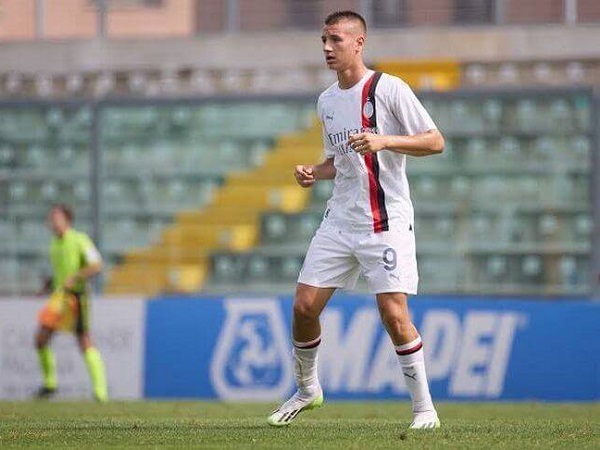 Resmi Dikontrak Profesional, Francesco Camarda Jadi Masa Depan Milan ...